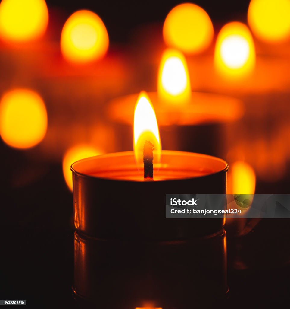 Lilin Makro Lilin Menyala Di Malam Hari Lilin Putih Menyala Dalam Gelap Foto Stok Unduh Gambar