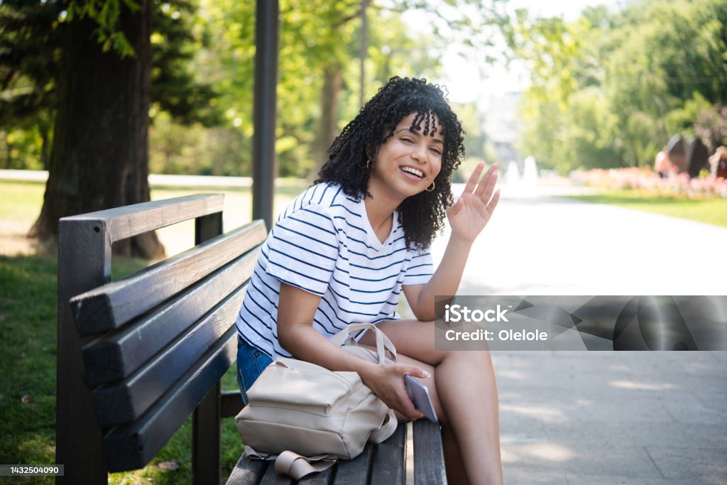 Photo Libre De Droit De Portrait Dune Belle Fille Assise Dans Le Parc