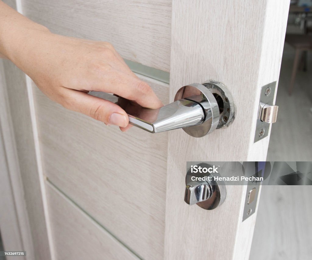 Tangan Seorang Pria Membuka Pintu Interior Dengan Kenop Pintu Yang