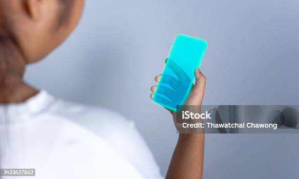 Wanita Memegang Mockup Ponsel Layar Kosong Akrilik Transparan Yang