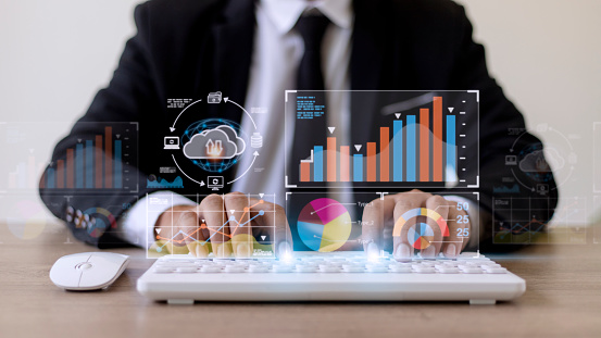 Analis Yang Bekerja Dengan Analisis Bisnis Dan Sistem Manajemen Data Di