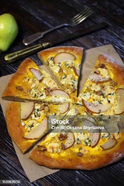 Pizza Buatan Sendiri Dengan Pir Dan Kenari Pizza Dorblu Foto Stok ... Pizza Buatan Sendiri Dengan Pir Dan Kenari Pizza Dorblu Foto Stok ...