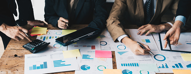 Closeup Tim Bisnis Adalah Diskusi Analisis Dan Data Titik Grafik Dan