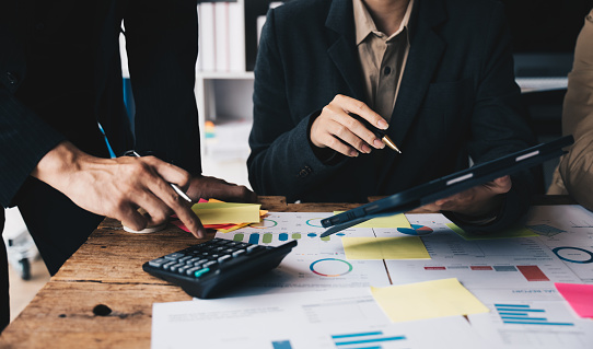Closeup Tim Bisnis Adalah Diskusi Analisis Dan Data Titik Grafik Dan