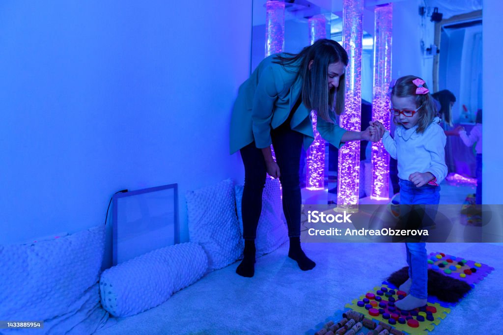 Terapis Yang Membantu Seorang Anak Kecil Yang Hidup Dengan Cerebral ... Terapis Yang Membantu Seorang Anak Kecil Yang Hidup Dengan Cerebral ...