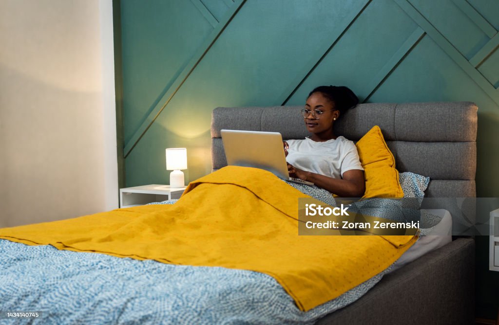 Photo Libre De Droit De Jeune Femme Afroaméricaine Allongée Dans Son