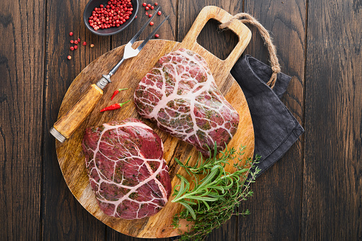 Steak Mentah Steak Koboi Mentah Daging Sapi Marmer Dengan Rempahrempah