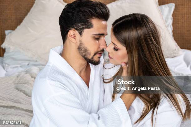 Pasangan Muda Romantis Berciuman Di Tempat Tidur Di Rumah Potret
