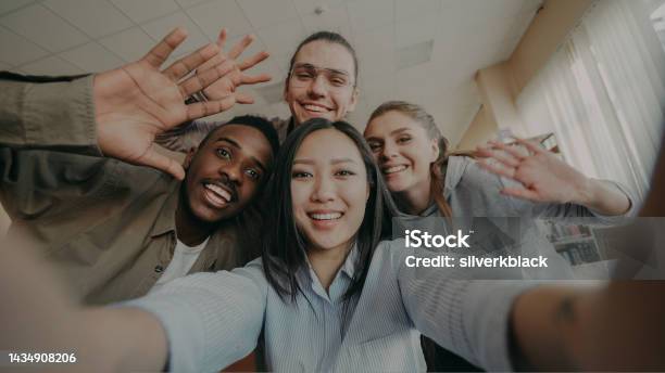 Sudut Pandang Gadis Asia Memegang Smartphone Mengambil Foto Selfie ... Sudut Pandang Gadis Asia Memegang Smartphone Mengambil Foto Selfie ...