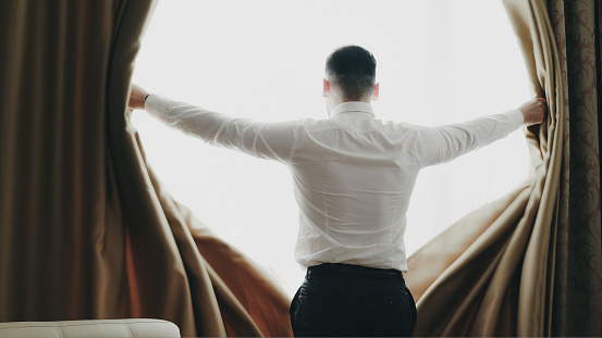 Photo Libre De Droit De Homme Daffaires Dévoilent Les Rideaux Dans La Chambre Dhôtel Au Matin Et