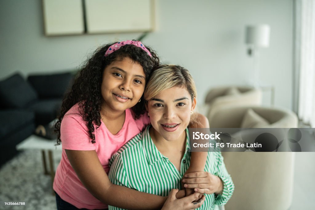 Potret Ibu Dan Anak Yang Berpelukan Di Rumah Foto Stok - Unduh Gambar ... Potret Ibu Dan Anak Yang Berpelukan Di Rumah Foto Stok - Unduh Gambar ...