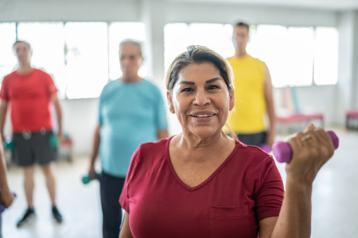 Potret Wanita Senior Yang Mengangkat Beban Dengan Teman Sekelas Di Gym ... Potret Wanita Senior Yang Mengangkat Beban Dengan Teman Sekelas Di Gym ...