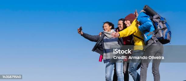 Kelompok Pendaki Multiras Yang Berswafoto Di Puncak Gunung Temanteman ... Kelompok Pendaki Multiras Yang Berswafoto Di Puncak Gunung Temanteman ...