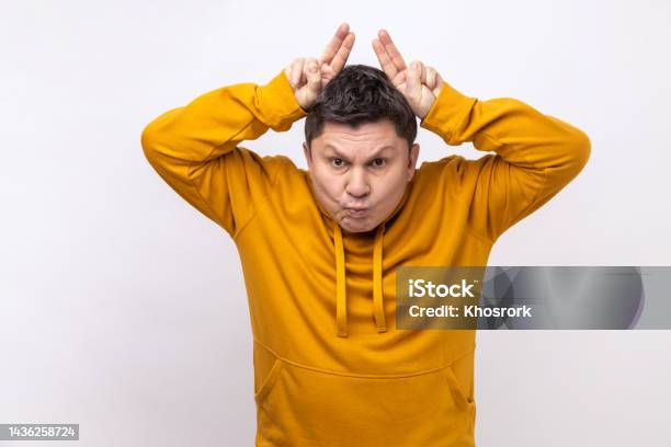 Potret Pria Pengganggu Agresif Yang Memegang Jari Di Atas Kepala ... Potret Pria Pengganggu Agresif Yang Memegang Jari Di Atas Kepala ...