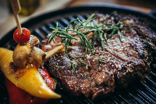 Steak Daging Sapi Panggang Atau Steak Pantat Di Atas Nampan Baja Foto