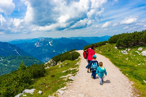 Frau Wandert Mit Kindern Auf Einem Bergwanderweg Stockfoto und mehr ... Frau Wandert Mit Kindern Auf Einem Bergwanderweg Stockfoto und mehr ...