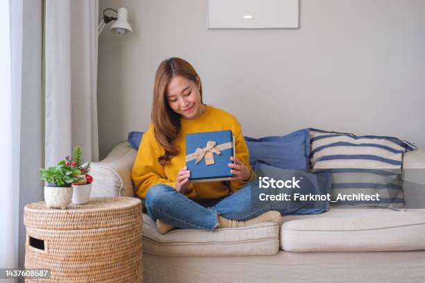 Gambar Potret Seorang Wanita Muda Yang Menerima Dan Memegang Kotak ... Gambar Potret Seorang Wanita Muda Yang Menerima Dan Memegang Kotak ...