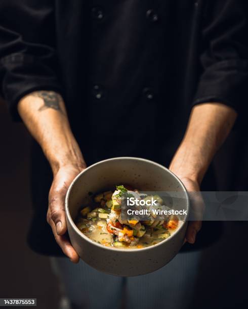 Bidikan Vertikal Tangan Yang Memegang Mangkuk Dengan Sup Dengan Makanan