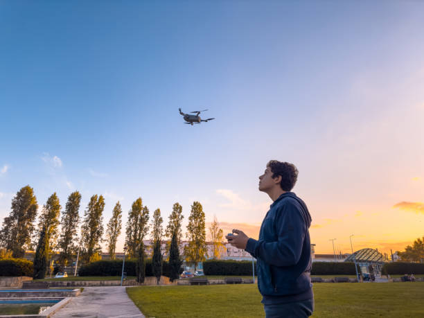 2 600 Piloting Drone Fotos De Stock Imagens E Fotos Royalty Free Istock