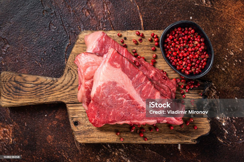 Potongan Daging Sapi Sirloin Mentah Steak Silverside Di Papan Kayu