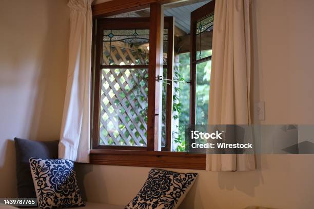Interior Yang Nyaman Dengan Jendela Kayu Vila Tua Dengan Kaca Yang ... Interior Yang Nyaman Dengan Jendela Kayu Vila Tua Dengan Kaca Yang ...