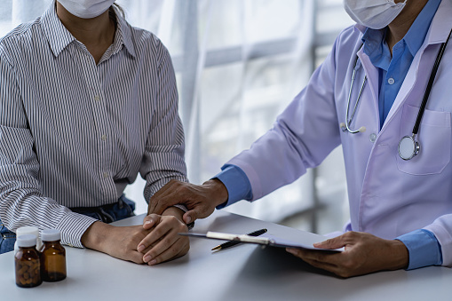Dokter Dan Pasien Duduk Dan Berbicara Dengan Pasien Tentang Obatobatan ... Dokter Dan Pasien Duduk Dan Berbicara Dengan Pasien Tentang Obatobatan ...
