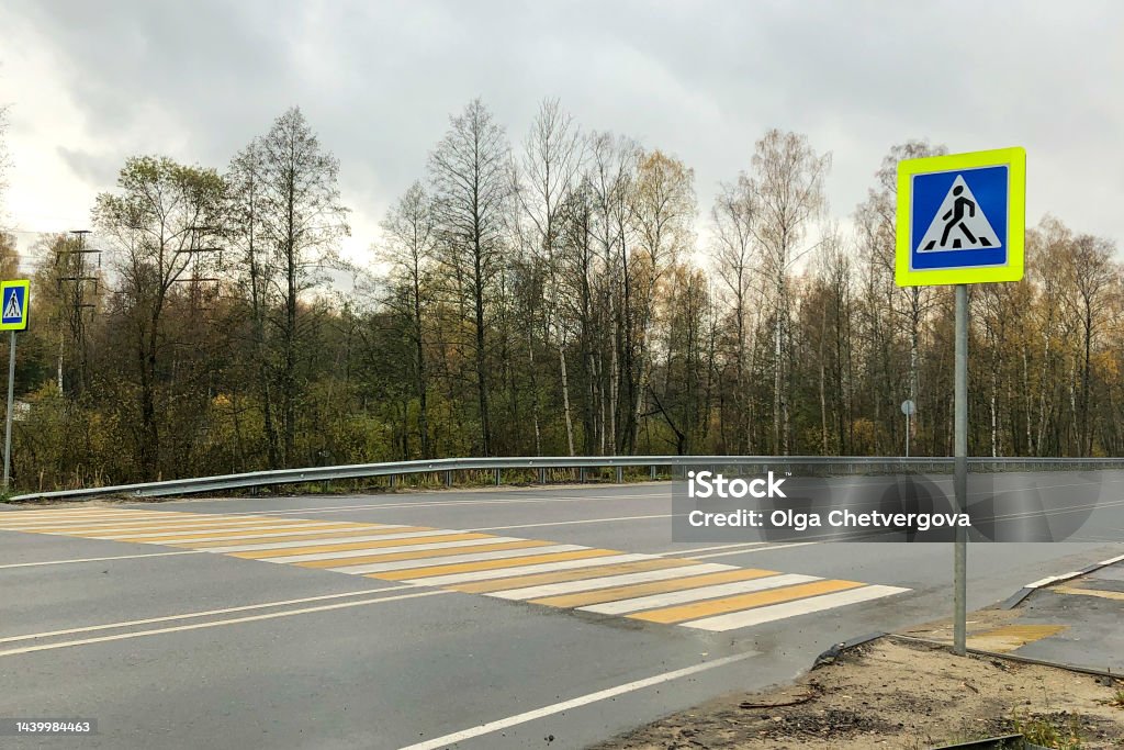 Zebra Bercat Kuningputih Dan Tanda Jalan Pejalan Kaki Menyeberang Jalan ... Zebra Bercat Kuningputih Dan Tanda Jalan Pejalan Kaki Menyeberang Jalan ...