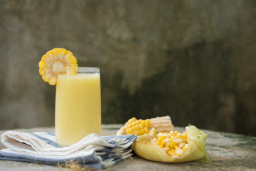 Minuman Jagung Manis Kuning Dengan Latar Belakang Kayu Jus Jagung ... Minuman Jagung Manis Kuning Dengan Latar Belakang Kayu Jus Jagung ...