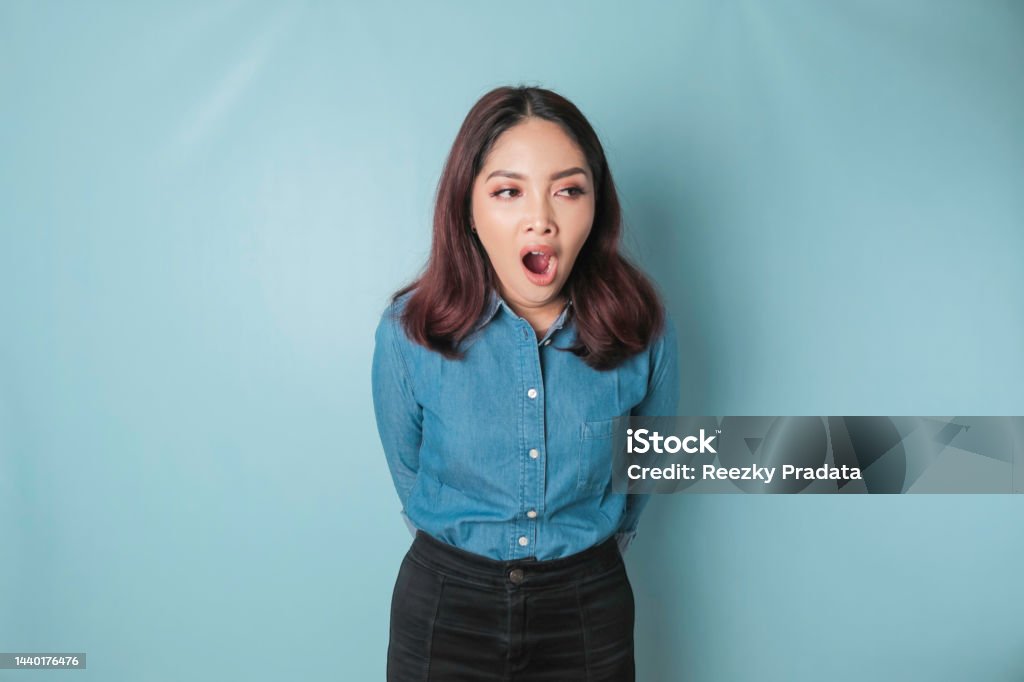 Potret Wanita Asia Yang Mengantuk Dan Menarik Mengenakan Kemeja Biru