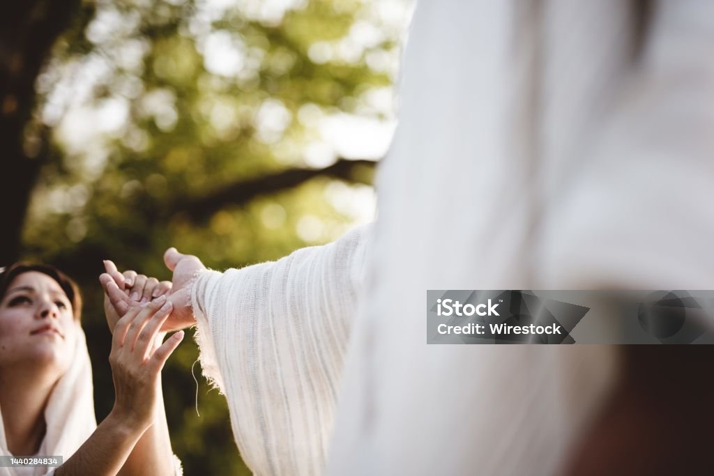 Plano De Enfoque Superficial De Una Mujer Agarrando La Mano De ... Plano De Enfoque Superficial De Una Mujer Agarrando La Mano De ...
