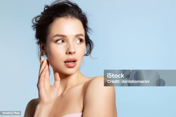 Photo libre de droit de Portrait De Beauté De Femme Sur Espace De Copie ... Photo libre de droit de Portrait De Beauté De Femme Sur Espace De Copie ...