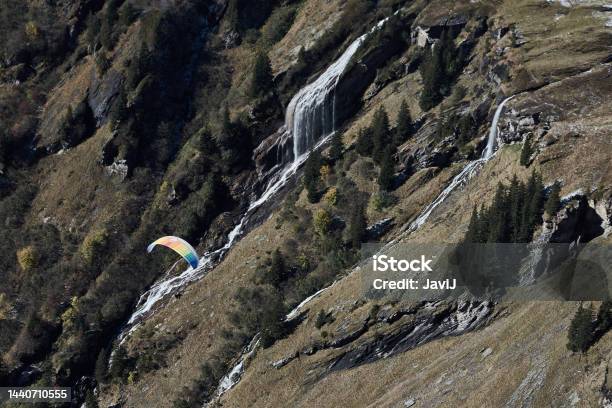 Un Parapentista Vuela Sobre Grindelwald Suiza Stock Photo - Download ... Un Parapentista Vuela Sobre Grindelwald Suiza Stock Photo - Download ...