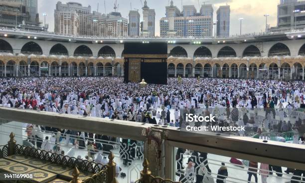Gagak Umat Islam Melakukan Tawaf Di Kaabah Mekkah Saat Umrah Foto Stok ... Gagak Umat Islam Melakukan Tawaf Di Kaabah Mekkah Saat Umrah Foto Stok ...