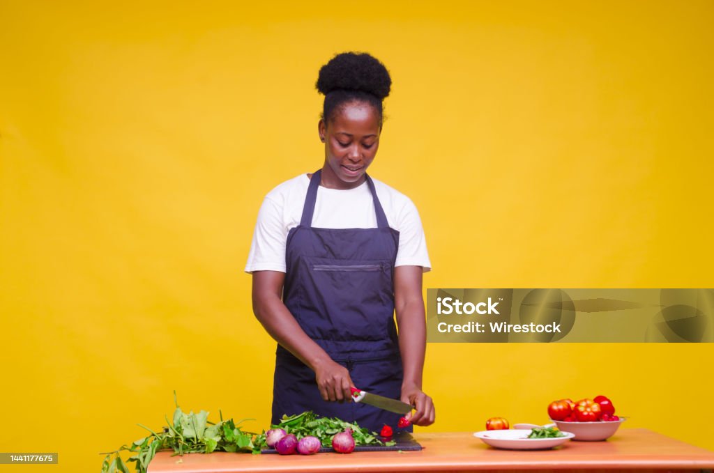 Plano Horizontal De Un Joven Y Atractivo Cocinero Africano Cortando