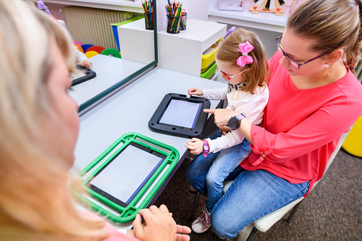 Gadis Nonverbal Yang Hidup Dengan Cerebral Palsy Belajar Menggunakan ... Gadis Nonverbal Yang Hidup Dengan Cerebral Palsy Belajar Menggunakan ...