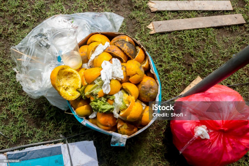 Sampah Kulit Jeruk Dan Sampah Plastik Yang Menumpuk Di Sampah Tumpukan ... Sampah Kulit Jeruk Dan Sampah Plastik Yang Menumpuk Di Sampah Tumpukan ...