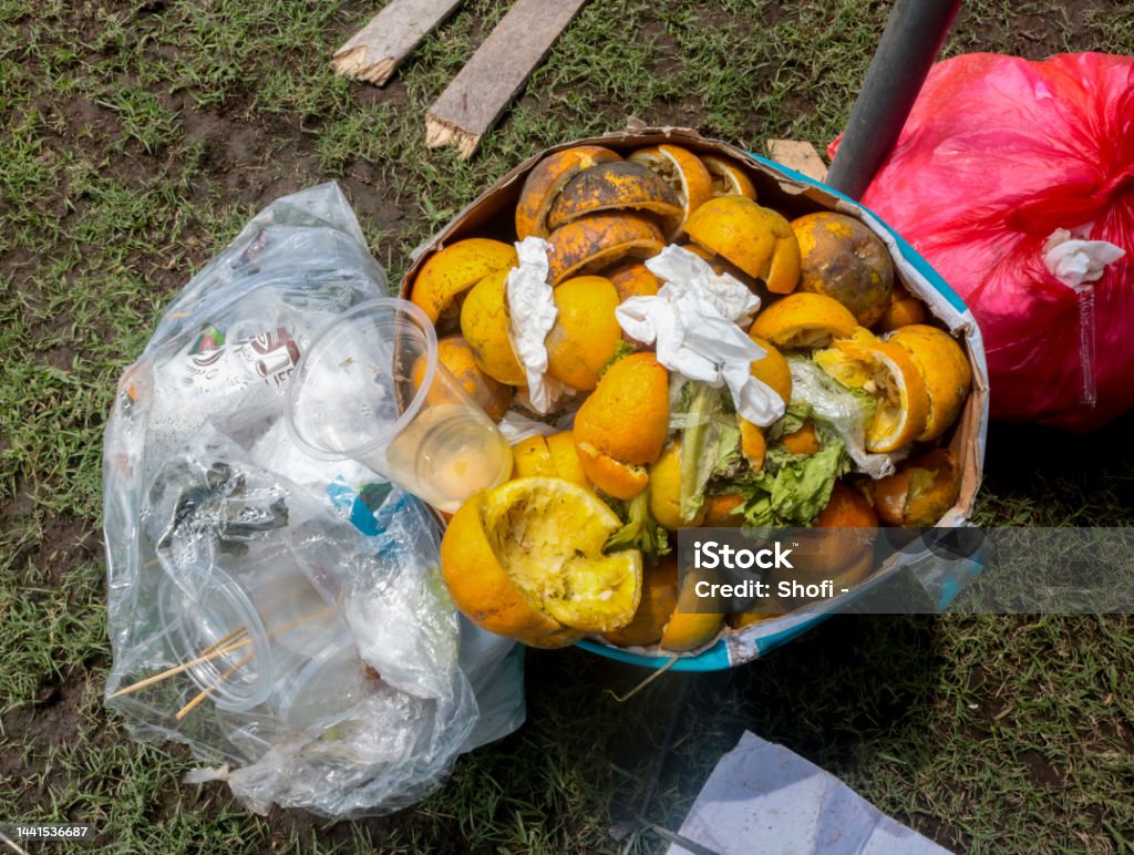 Sampah Kulit Jeruk Dan Sampah Plastik Yang Menumpuk Di Sampah Tumpukan ... Sampah Kulit Jeruk Dan Sampah Plastik Yang Menumpuk Di Sampah Tumpukan ...