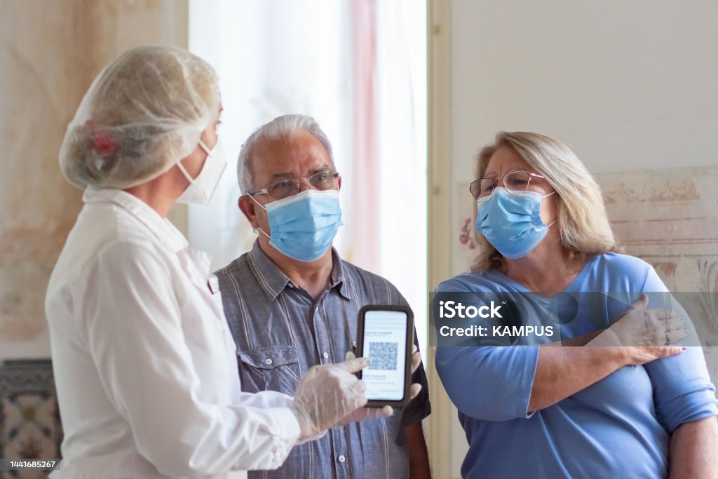 Helpful Nurse Explaining Patients How Use Qrcode Stock Photo - Download ... Helpful Nurse Explaining Patients How Use Qrcode Stock Photo - Download ...