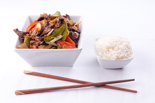 Tumis Daging Sapi Dengan Steak Sayap Sayuran Segar Dan Daun Ketumbar