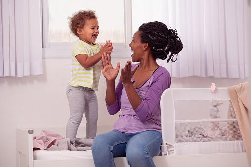 Photo Libre De Droit De Maman Et Sa Fille Tapent Dans Leurs Mains Banque Dimages Et Plus D