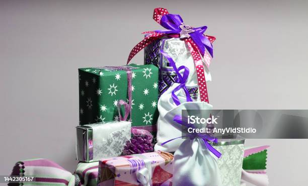 Tumpukan Hadiah Dan Suvenir Dalam Kertas Berwarna Dan Garisgaris Untuk