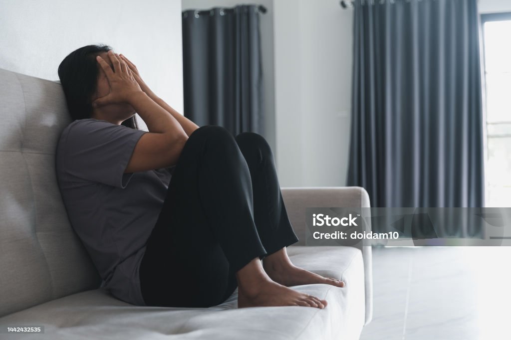 Schizophrenie Mit Einsamem Und Traurigem Depressionskonzept Depressive ... Schizophrenie Mit Einsamem Und Traurigem Depressionskonzept Depressive ...