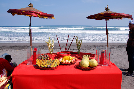 Altar Lengkap Dengan Persembahan Buahbuahan Dan Dupa Yang Disiapkan ... Altar Lengkap Dengan Persembahan Buahbuahan Dan Dupa Yang Disiapkan ...