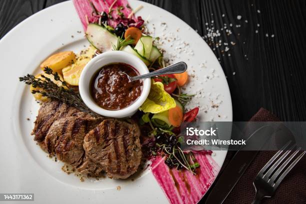 Tampilan Atas Daging Sapi Panggang Dengan Sayuran Yang Disajikan Di ... Tampilan Atas Daging Sapi Panggang Dengan Sayuran Yang Disajikan Di ...
