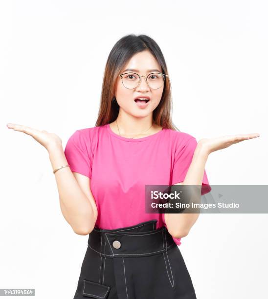 Tampilkan Dan Sajikan Dua Produk Di Telapak Tangan Terbuka Wanita ... Tampilkan Dan Sajikan Dua Produk Di Telapak Tangan Terbuka Wanita ...