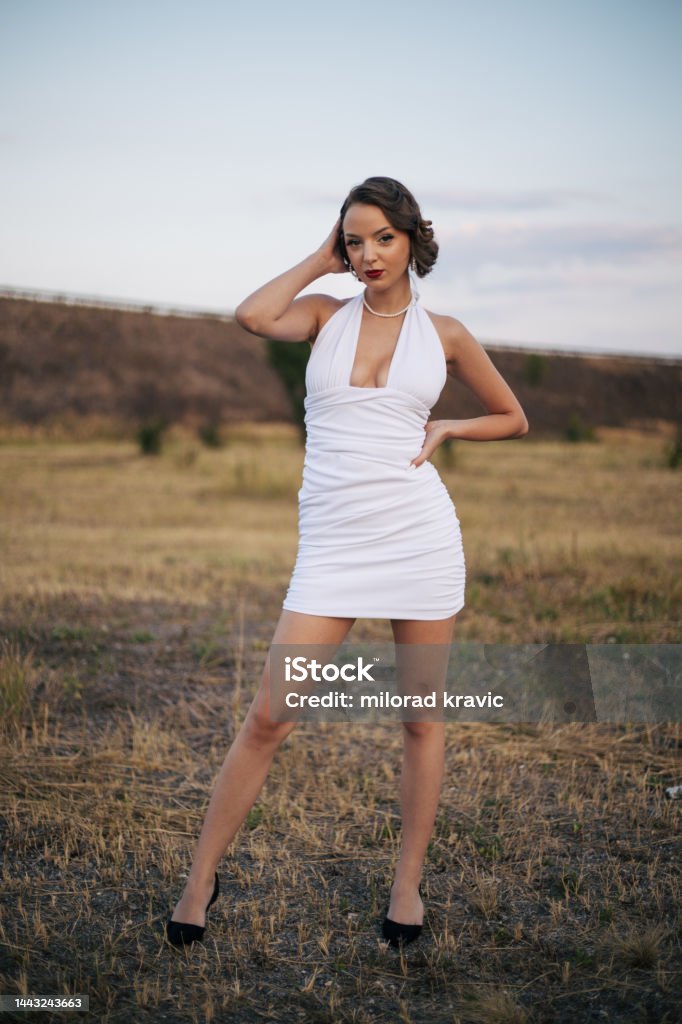 Photo Libre De Droit De Magnifique Jeune Femme Posant En Robe Blanche