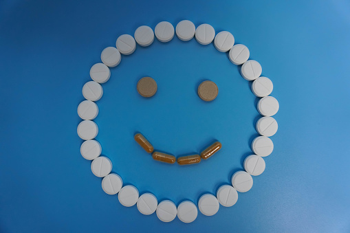 Senyum Positif Yang Terbuat Dari Pil Dengan Latar Belakang Biru Konsep ... Senyum Positif Yang Terbuat Dari Pil Dengan Latar Belakang Biru Konsep ...