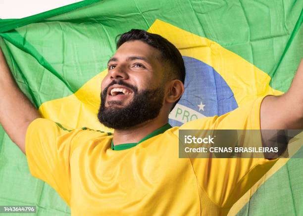 Pendukung Sepak Bola Brasil Yang Bahagia Bersorak Dengan Bendera Brasil ... Pendukung Sepak Bola Brasil Yang Bahagia Bersorak Dengan Bendera Brasil ...