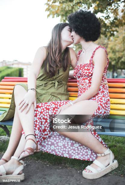 Photo Libre De Droit De Un Couple De Filles Lesbiennes Sont Assises Sur