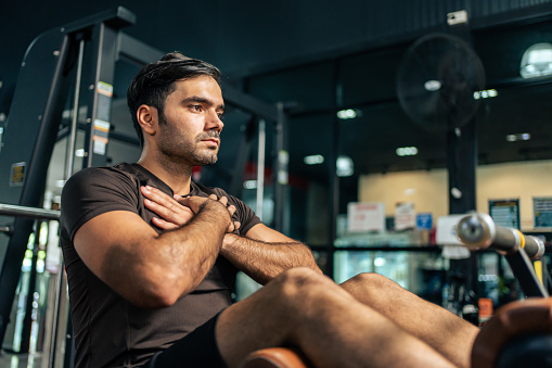 Photo Libre De Droit De Exercice Assis De Sportif De Race Blanche Sur